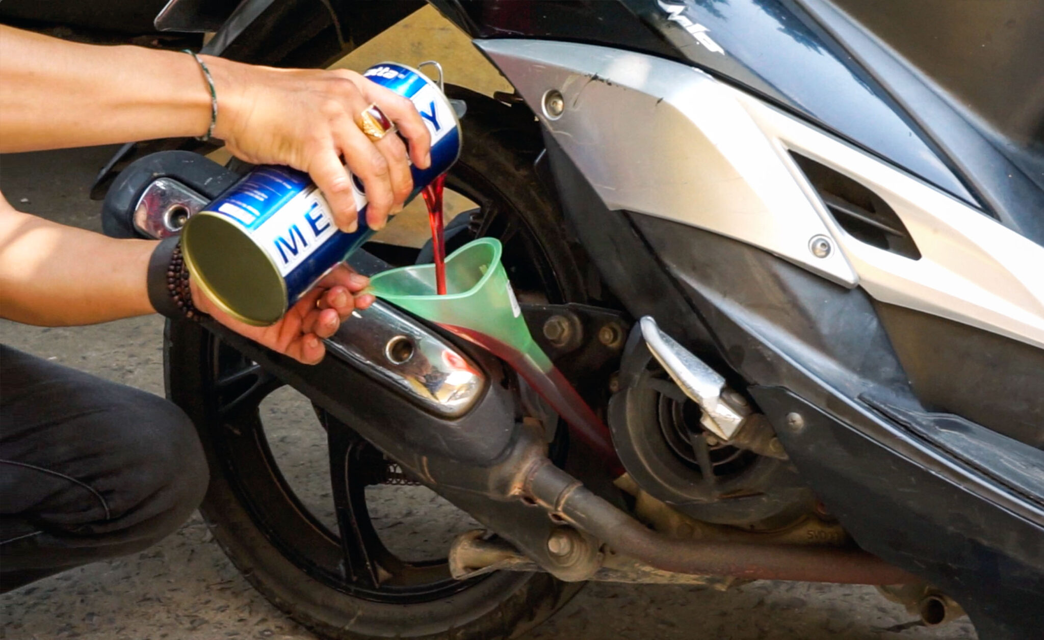Quy trình cách thay dầu nhớt xe tay ga đúng cách! - Catta Lubricants